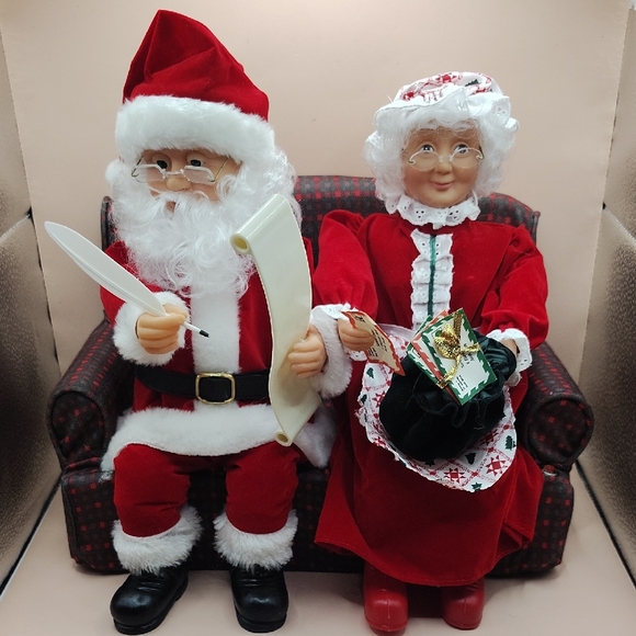 Holiday | Animated Mr Mrs Claus Couple On Couch Shes Singing Hes ...